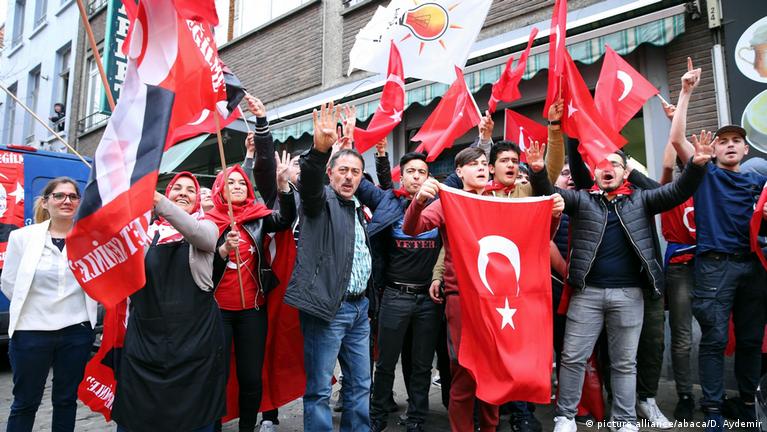 Turkish expats in Europe hail 'yes' – DW – 04/17/2017