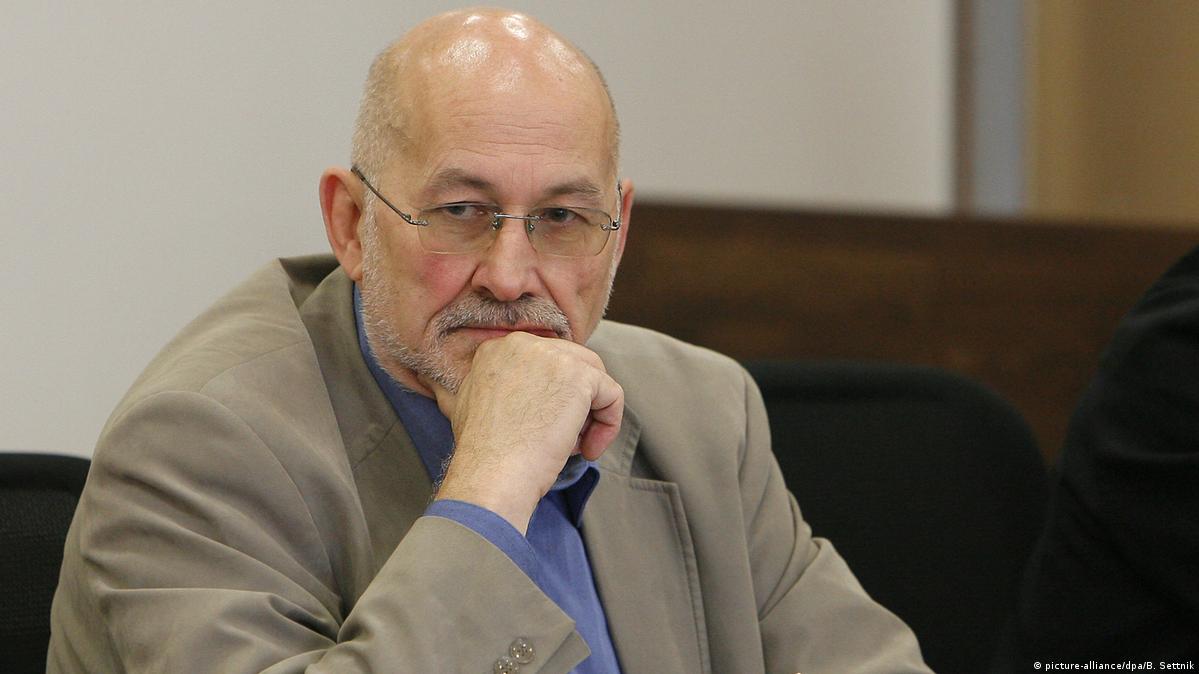 Famous German Holocaust-denier on the run – DW – 04/20/2017