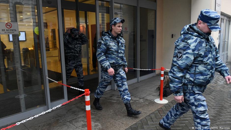 Russian police raid opposition office – DW – 04/27/2017