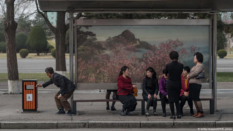 Pyongyang's bus stops depict North Korean landscapes – DW – 05/08/2017