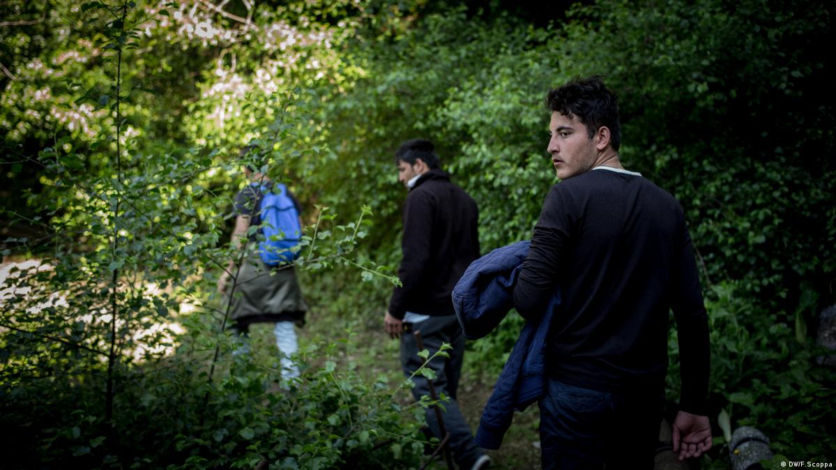 Refugees brave the Death Pass into Europe – DW – 05/16/2017