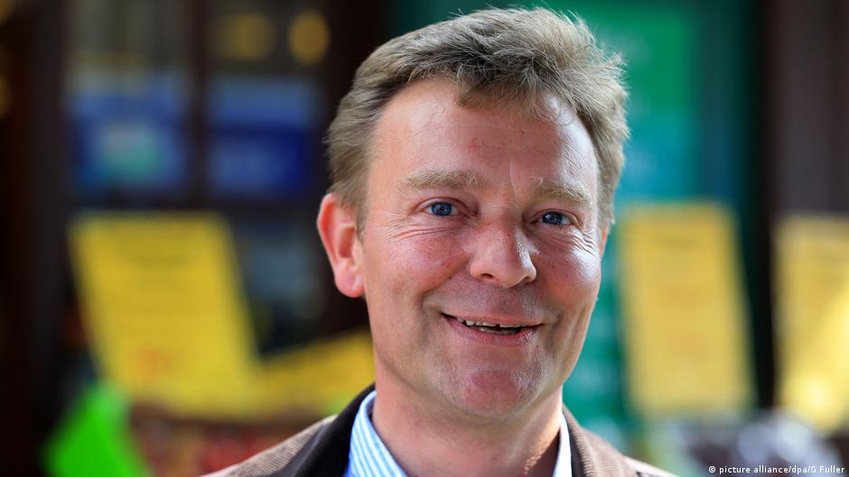 UK MP Mackinlay charged with election finance fraud – DW – 06/02/2017