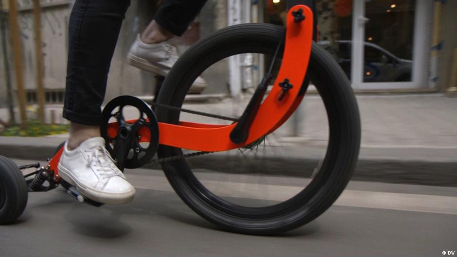 Taking a ride on a halfbike – DW – 08/14/2018