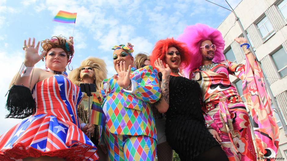 Ukraine LGBT attend pride parade in Kyiv – DW – 06/18/2017