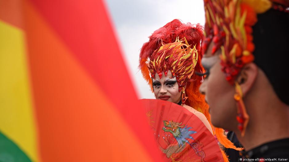 Cologne celebrates Europe's biggest LGBT parade – DW – 07/09/2017