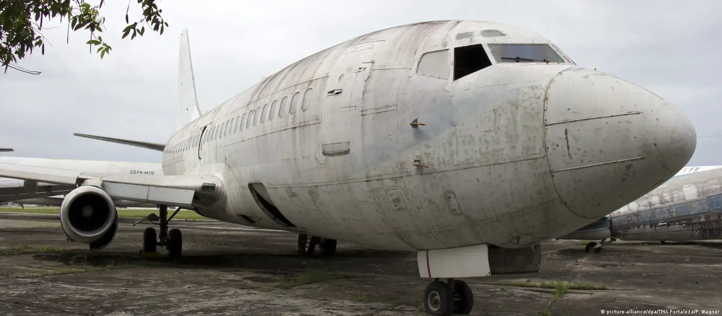 Aviao Abandonado Avião Abandonado De Foto Na Floresta Estilo Vintage