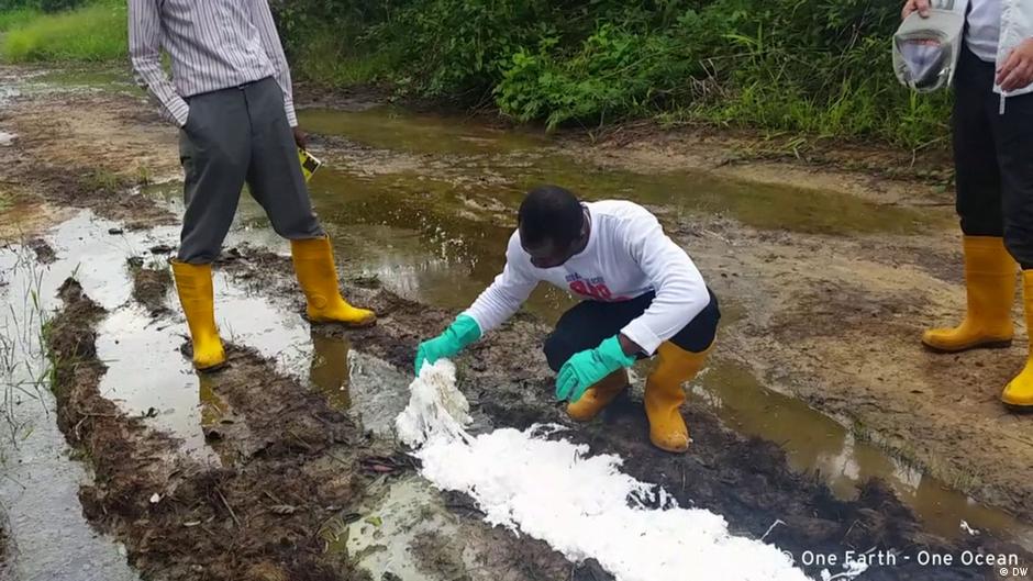 A magic sponge for oil spills – DW – 08/23/2017