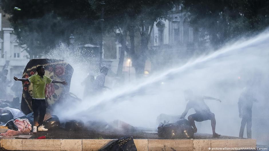 Clashes in Rome as police seek to move migrants – DW – 08/24/2017