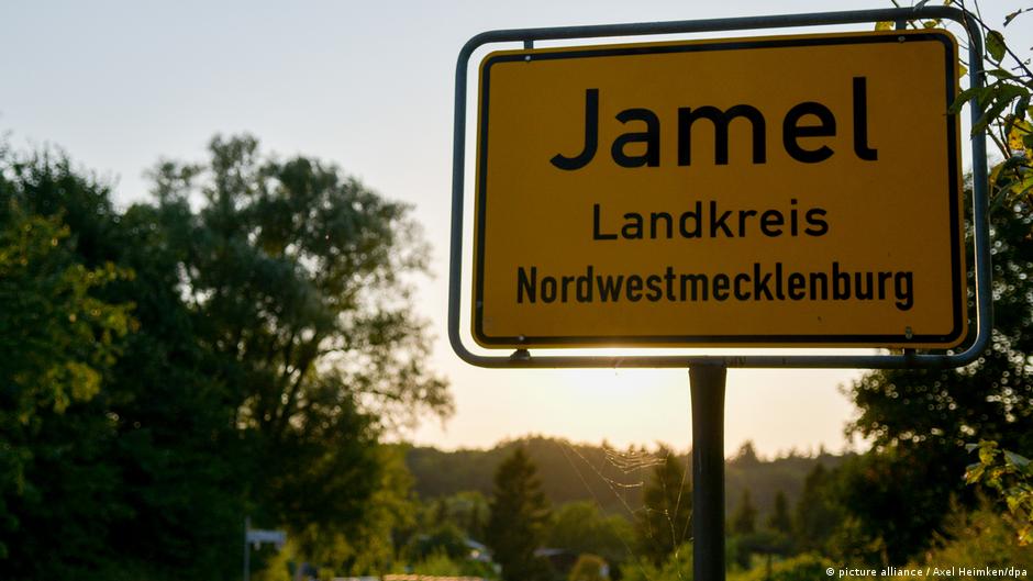 Welcome to the 'Nazi village'! – DW – 09/01/2018