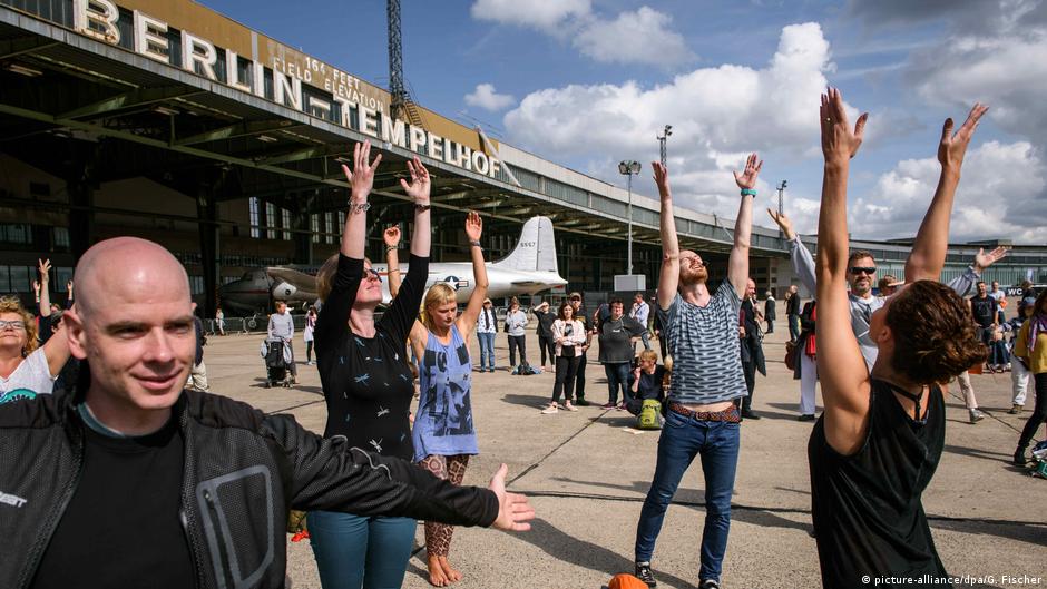 Berlin theater director responds to poo protests with dance – DW – 09 ...