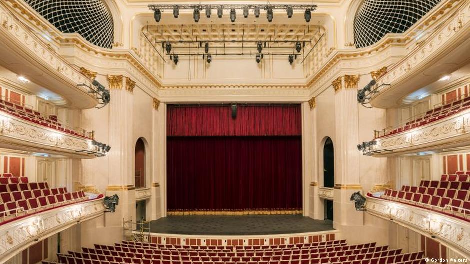 Berlin State Opera re-opens – DW – 10/04/2017