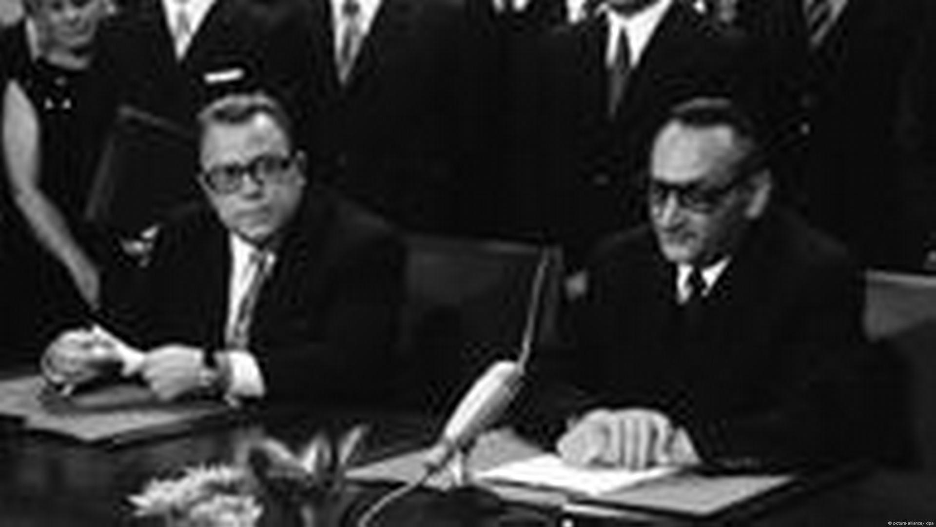 Egon Bahr und der Staatssekretär der DDR, Michael Kohl, unterzeichnen ... Egon Bahr und der Staatssekretär der DDR, Michael Kohl, unterzeichnen ...
