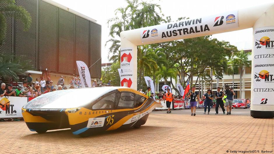 Solar cars race towards the future in Australia – DW – 10/08/2017