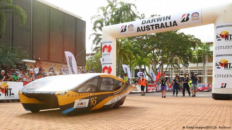 Solar cars race towards the future in Australia – DW – 10/08/2017