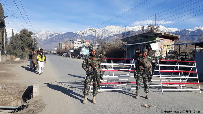Pakistan: Protests erupt over Parachinar bomb attack | News | DW | 24. ...