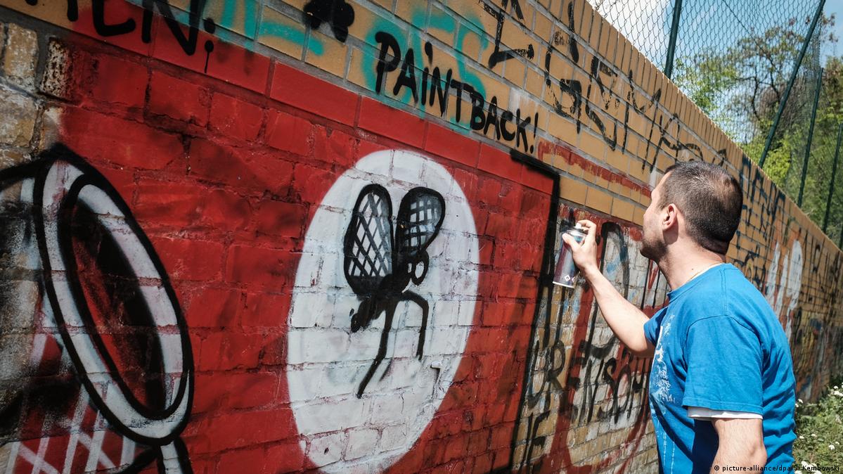 Seniman Graffiti di Berlin Melawan Simbol Nazi di Dinding – DW – 23.10.2017