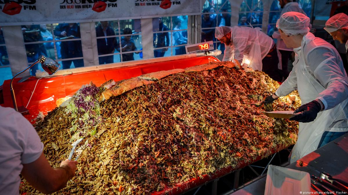 Berlin makes world's biggest doner kebab – DW – 10/21/2017