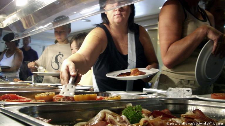 Spain: 800 Britons fake food poisoning claims – DW – 10/21/2017