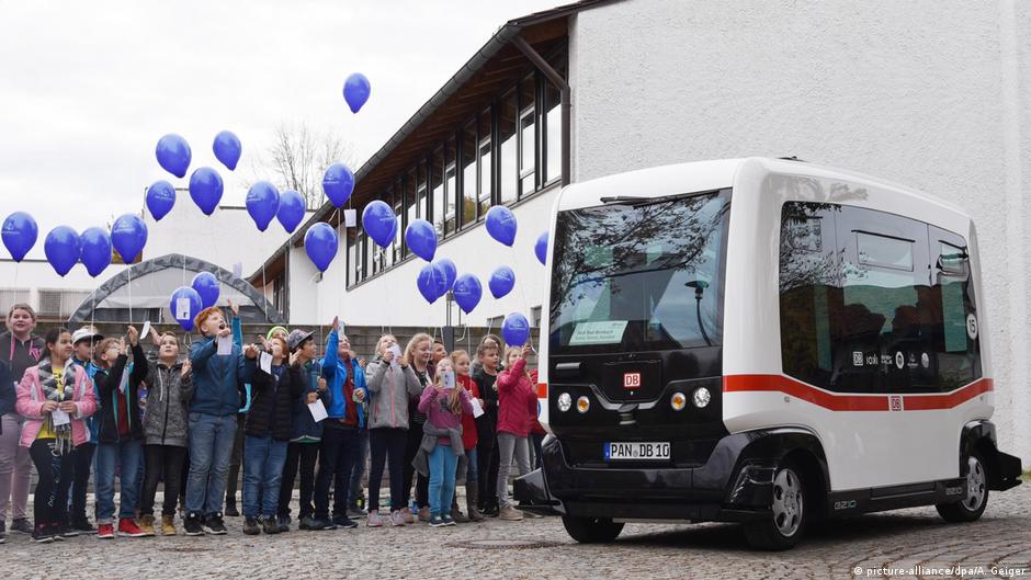 Self-driving bus starts first route in Germany – DW – 10/26/2017