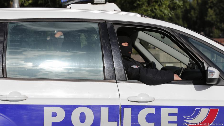 France to probe 'racist' police incident – DW – 04/27/2020