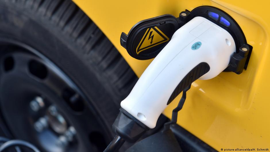 E-cars drive debate about future mobility – DW – 01/02/2018