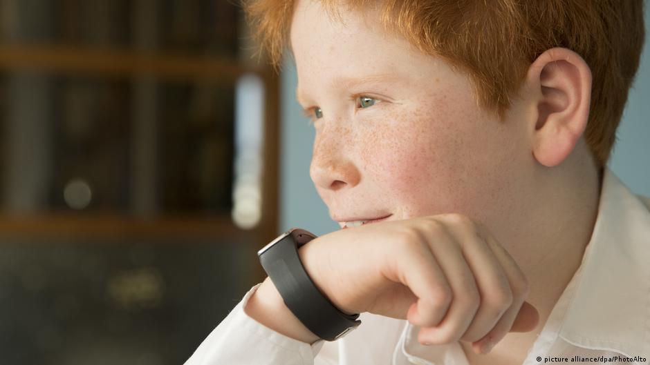 Germany bans sale of child-snooping watches – DW – 11/17/2017