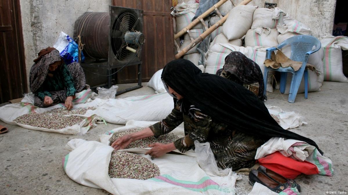 Disney, Walmart back fund to tackle forced labor – DW – 01/30/2018