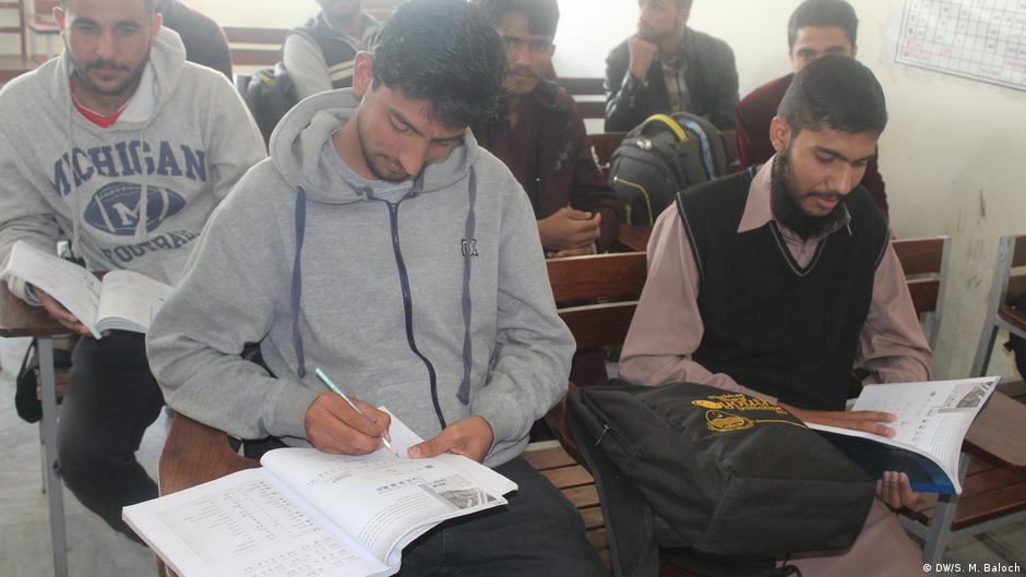 COVID: Pakistani students await approval to return to China – DW – 06 ...