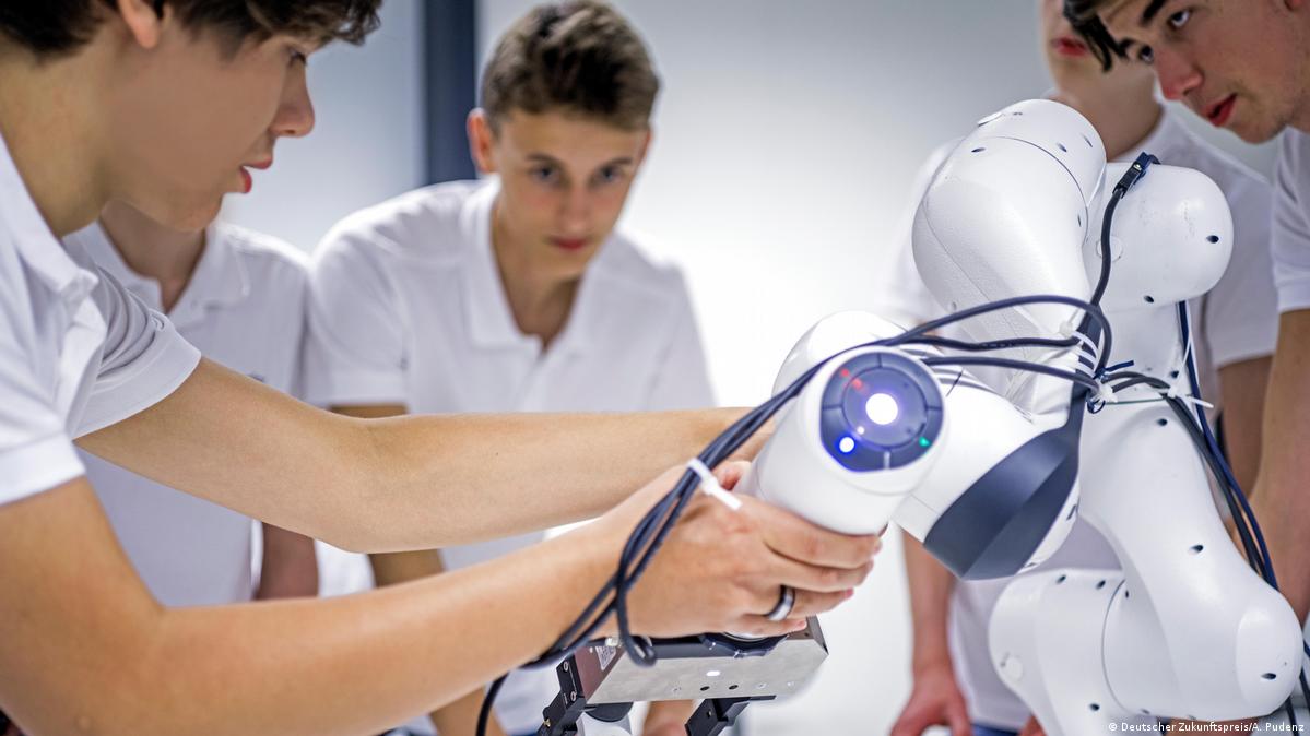 Affordable and sensitive robot Panda wins prize – DW – 11/30/2017