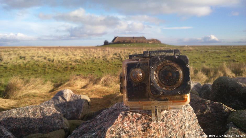 The camera that floated across the sea, intact – DW – 12/01/2017