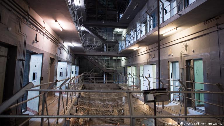 Former GDR prison becomes memorial site – DW – 12/01/2017