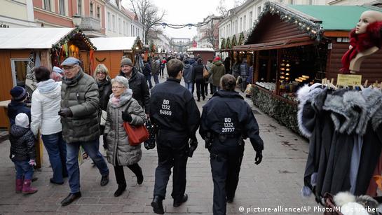 More police patrols after Potsdam bomb alarm – DW – 12/02/2017