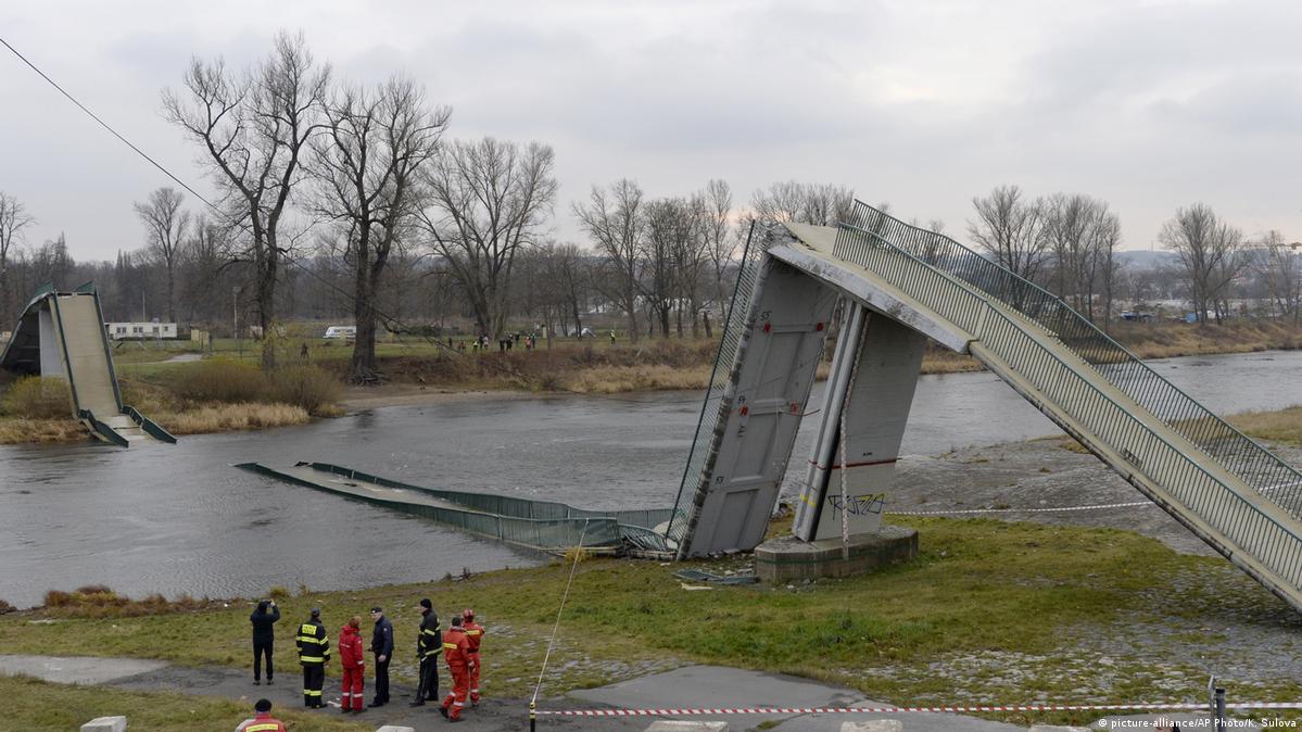 Prague bridge collapse leaves 4 injured – DW – 12/02/2017