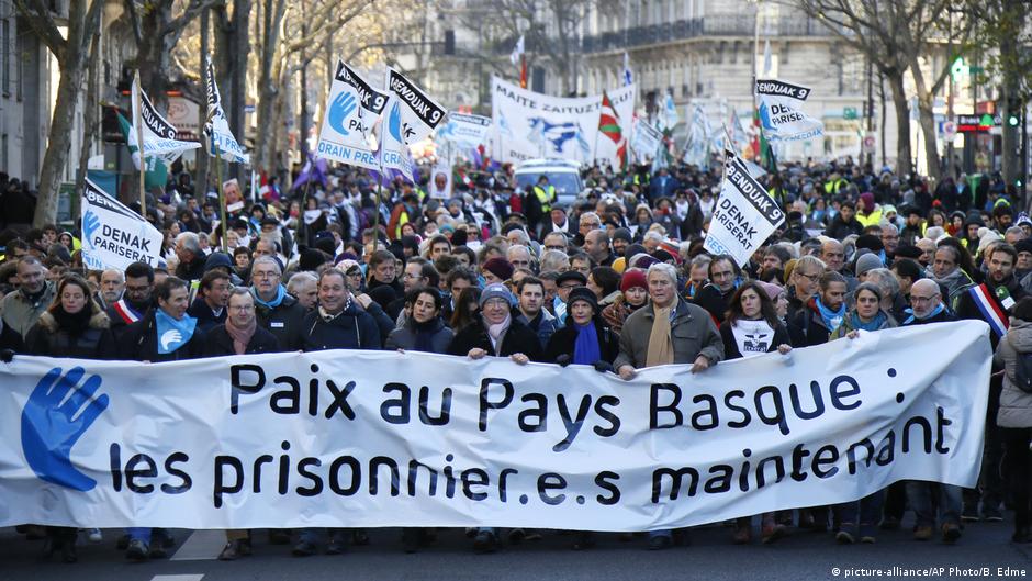 Basque protesters call for ETA prisoner rights – DW – 12/09/2017