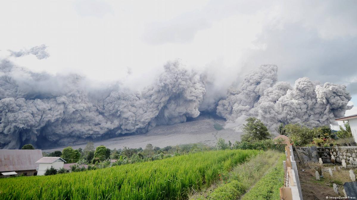 Letusan Sinabung Capai Ketinggian 5.000 Meter