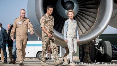 Germany's defense minister visits troops in Jordan – DW – 01/13/2018