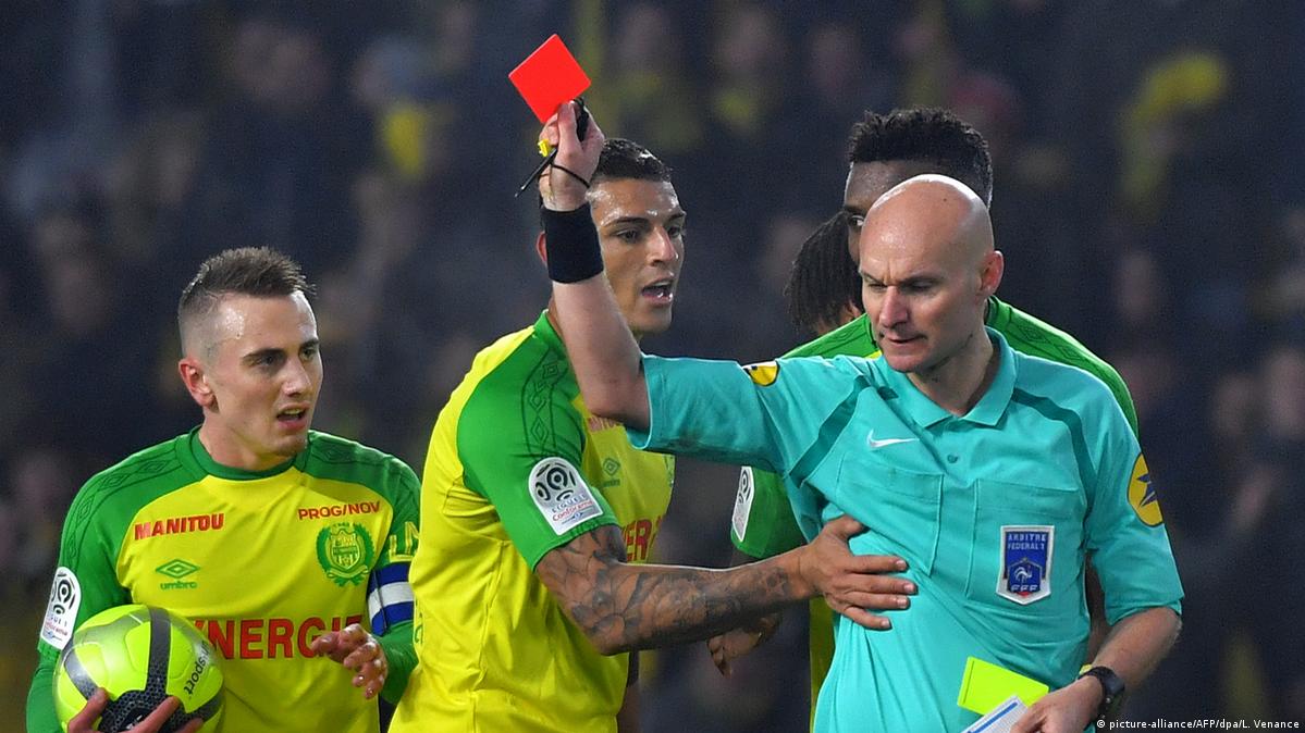French referee suspended for kicking player – DW – 01/15/2018