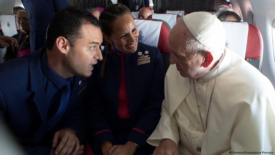 Pope Francis performs marriage in-flight – DW – 01/18/2018
