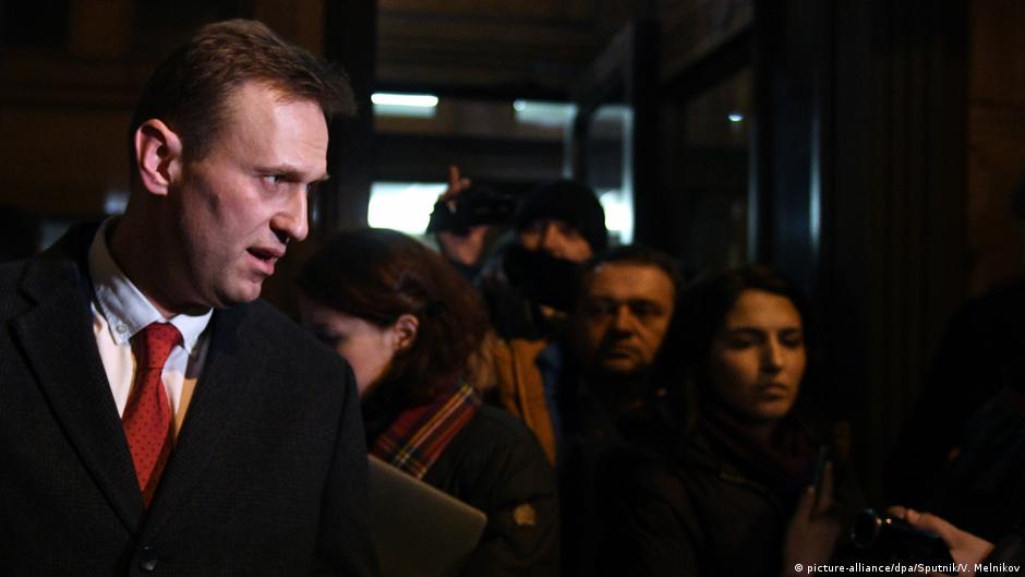 Russian police raid Navalny's campaign HQ – DW – 01/18/2018