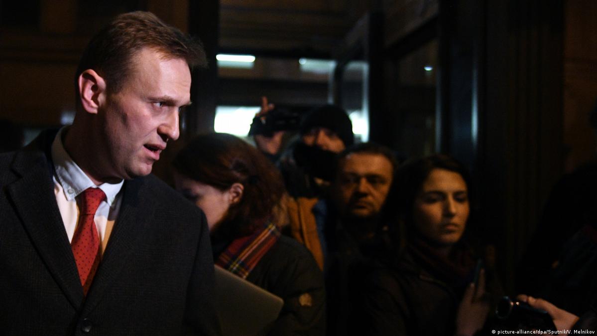 Russian police raid Navalny's campaign HQ
