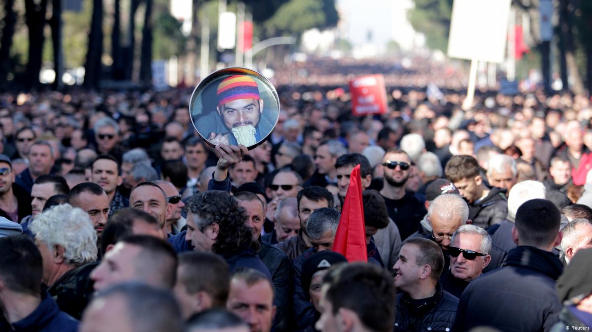 Thousands rally over corruption in Albania – DW – 01/27/2018