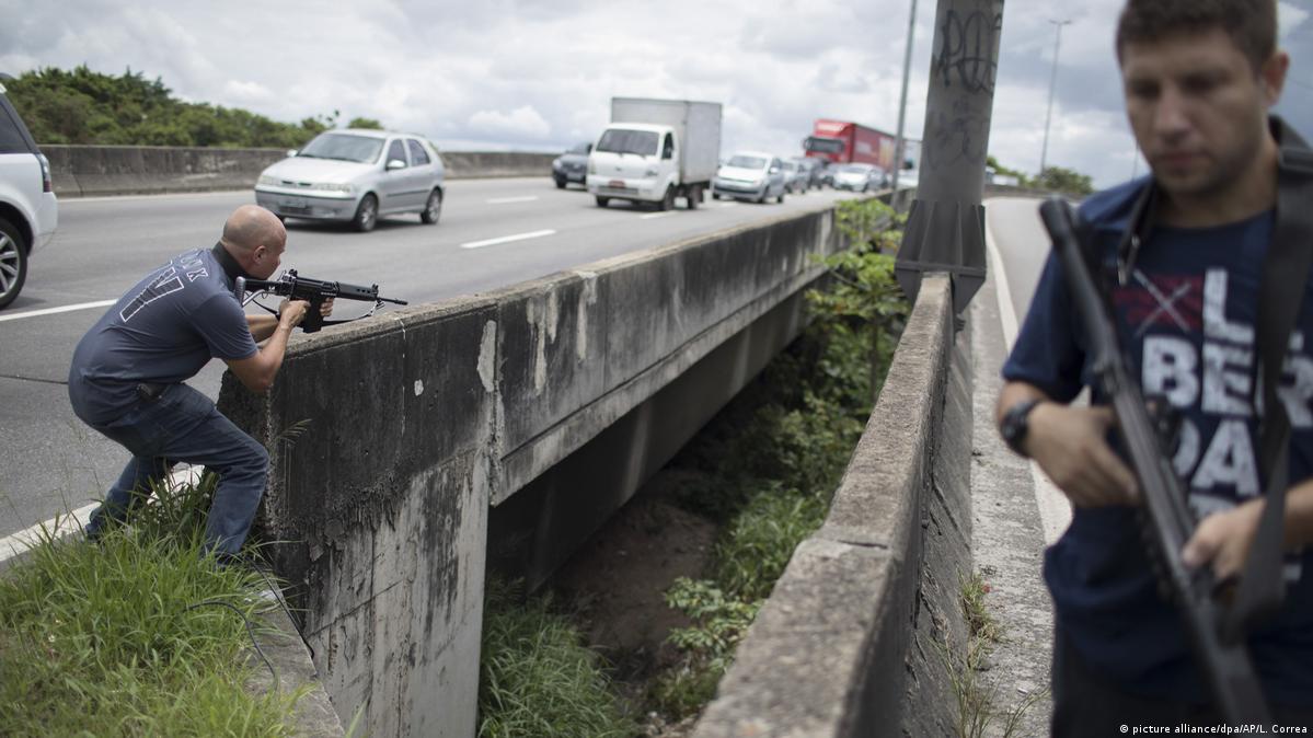 Police firefight halts traffic in Rio de Janeiro – DW – 01/31/2018
