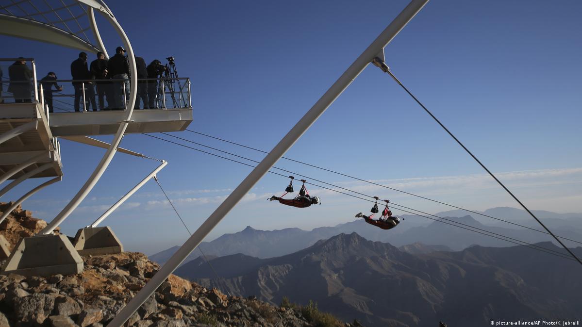 UAE opens world's longest zip line – DW – 02/01/2018
