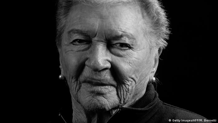 Muere Margot Duhalde, primera mujer piloto de combate de Chile ...
