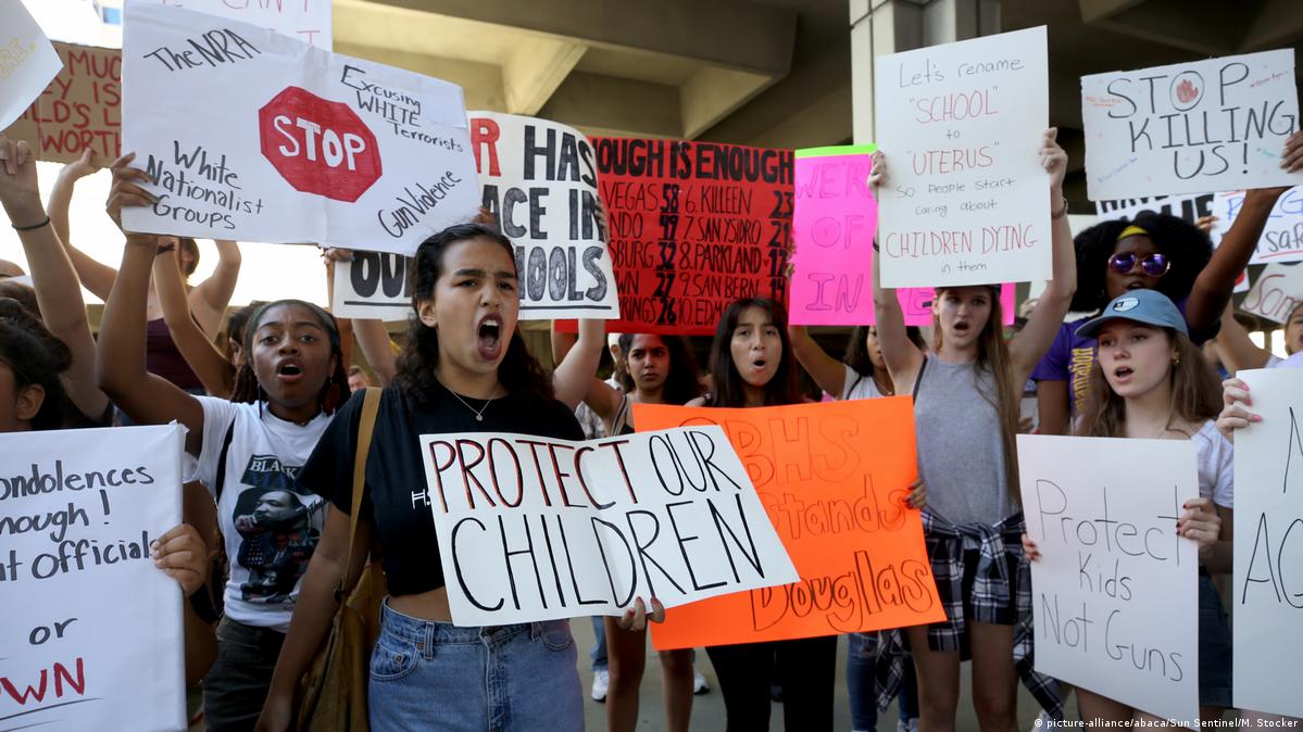 Thousands demand change at US anti-gun rally – DW – 02/17/2018