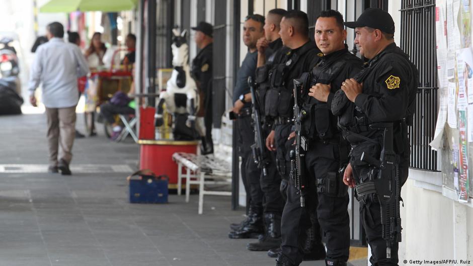 Mexico arrests a town's entire police force – DW – 06/25/2018