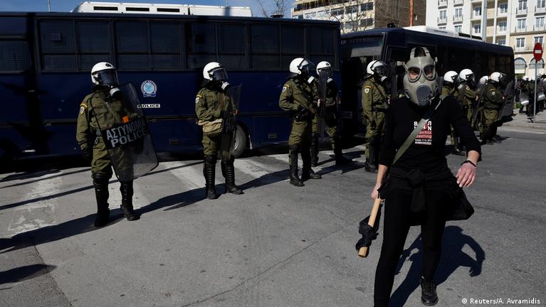 Greek police clash with anarchist autonomists – DW – 03/11/2018