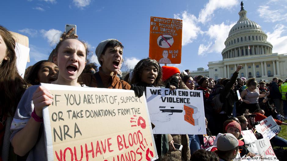 US students stage walkouts against gun violence – DW – 03/14/2018