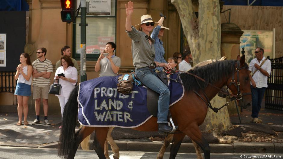 Australian farmers rally against coal and gas mining – DW – 03/24/2018
