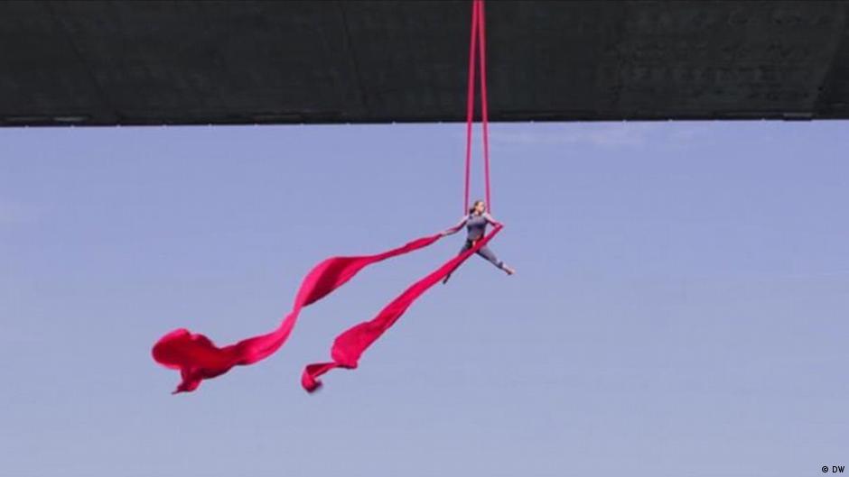 Aerial Dancing: Dancing in the air – DW – 07/06/2018